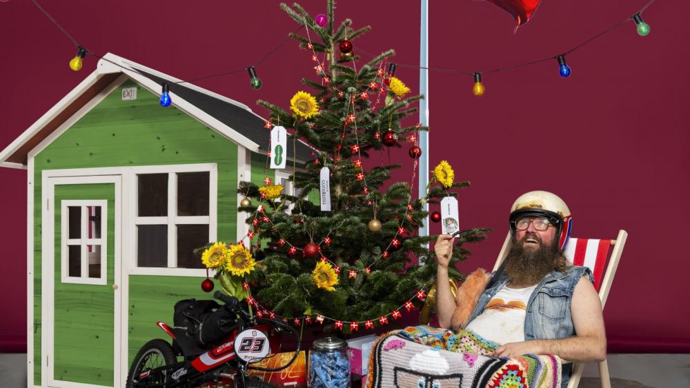 Birthe Kjær, Brian Holm og Barbie pynter juletræer og samler ind til ... Birthe Kjær, Brian Holm og Barbie pynter juletræer og samler ind til ...